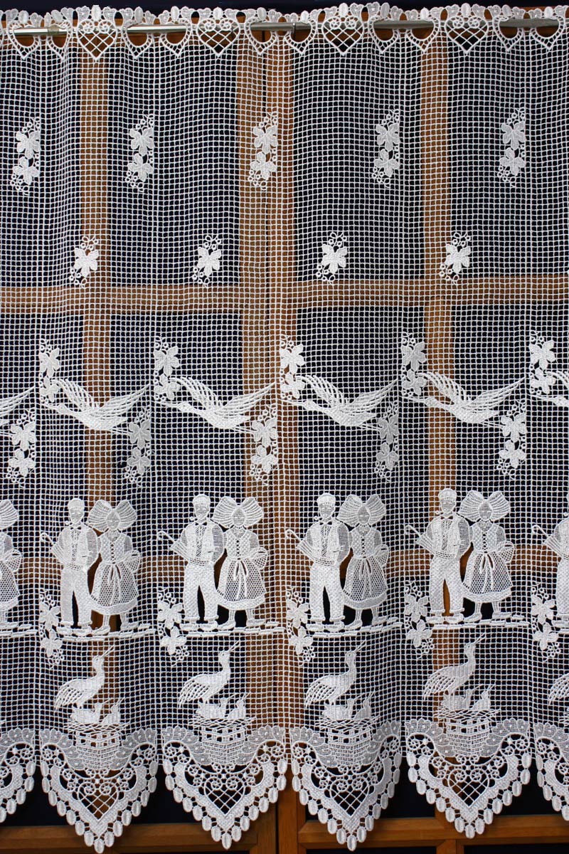 Rideau brise bise en macramé thème Alsace avec personnages.